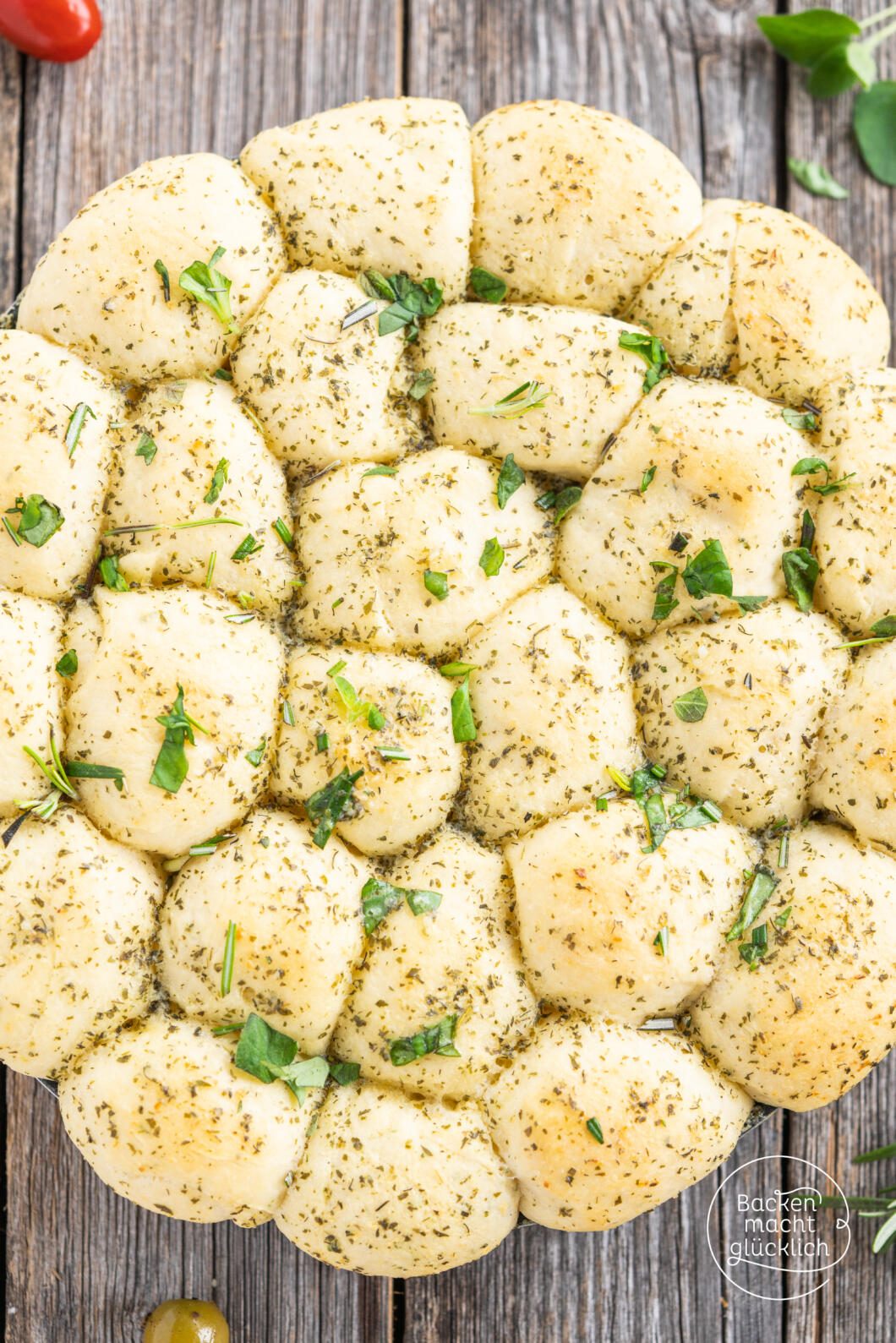 Zupfbrot mit Kräuterbutter | Backen macht glücklich