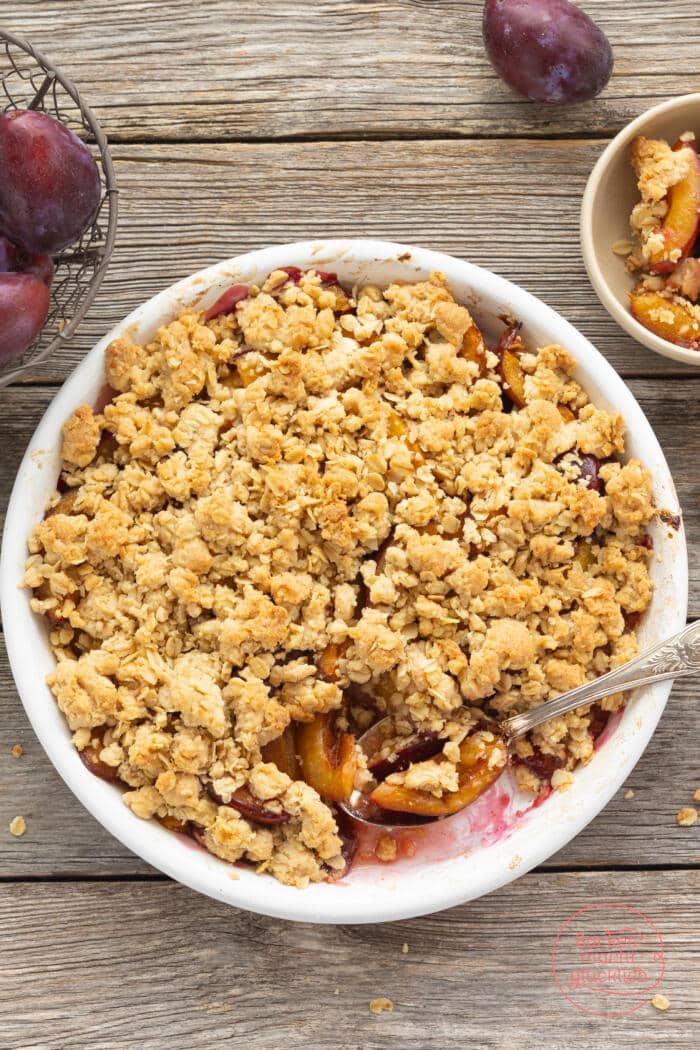 Zwetschgen-Crumble Rezept | Backen macht glücklich